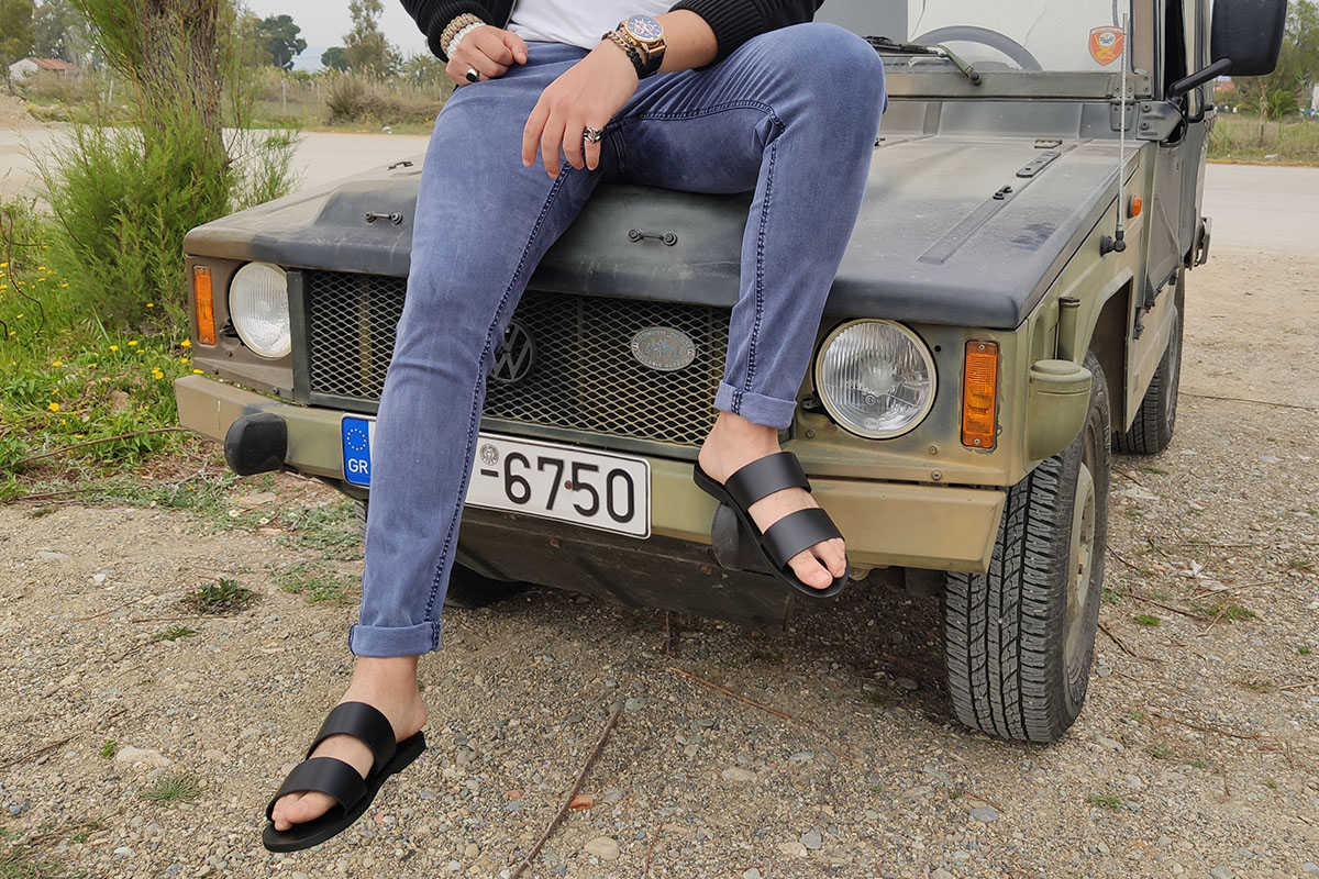 ΑΝΔΡΙΚΟ ΔΕΡΜΑΤΙΝΟ FLAT ΣΑΝΔΑΛΙ ΜΑΥΡΟ ΘΕΜΗΣ | Modern-Greek-Sandals.gr