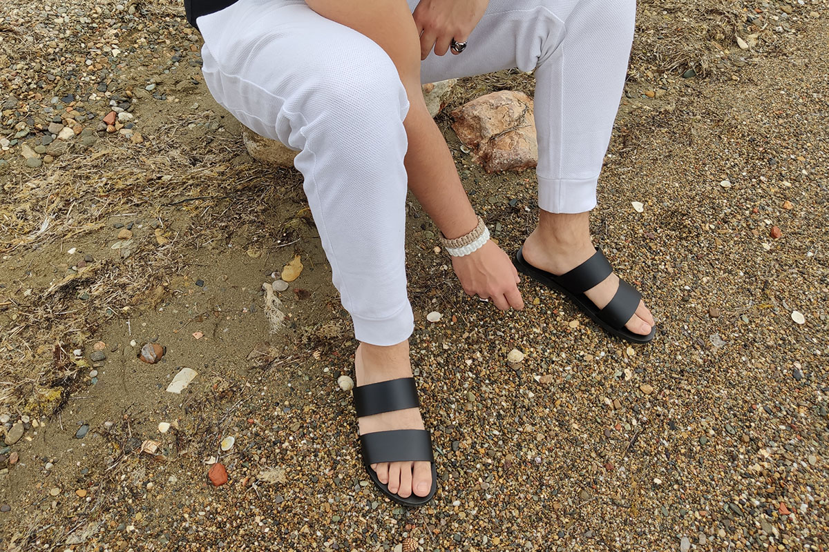ΑΝΔΡΙΚΟ ΔΕΡΜΑΤΙΝΟ FLAT ΣΑΝΔΑΛΙ ΜΑΥΡΟ ΘΕΜΗΣ | Modern-Greek-Sandals.gr